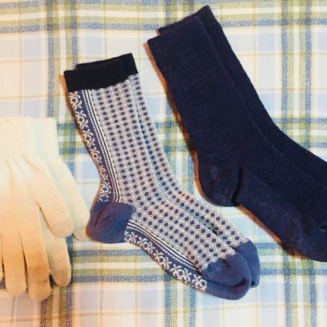 Uniqlo Heat Tech Socks and Terranova Gloves, Women's Fashion, Watches ...