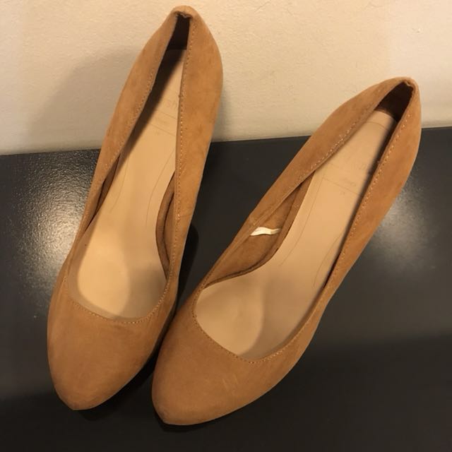 Camel Colored Suede Pumps, Women's Fashion, Footwear, Heels on Carousell