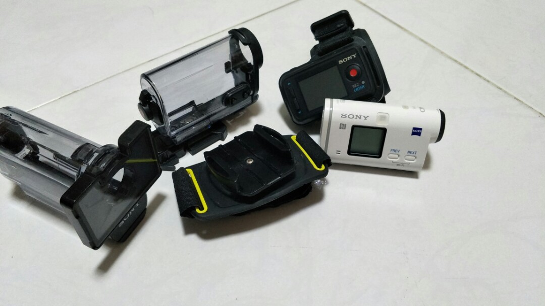 Sony Action Cam HDR-AS200V with Live-view Remote, Wrist Strap Mount ...