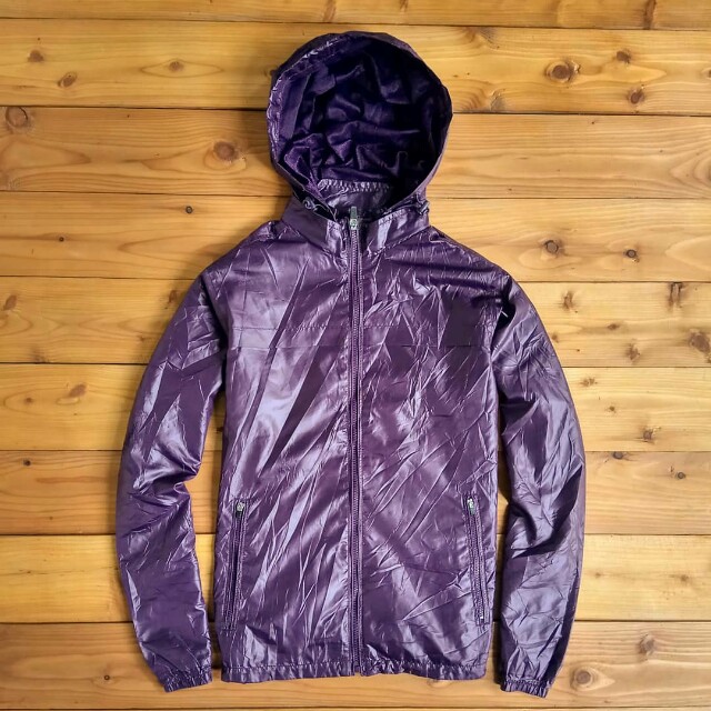 Uniqlo Running Jacket, Fesyen Pria, Pakaian di Carousell