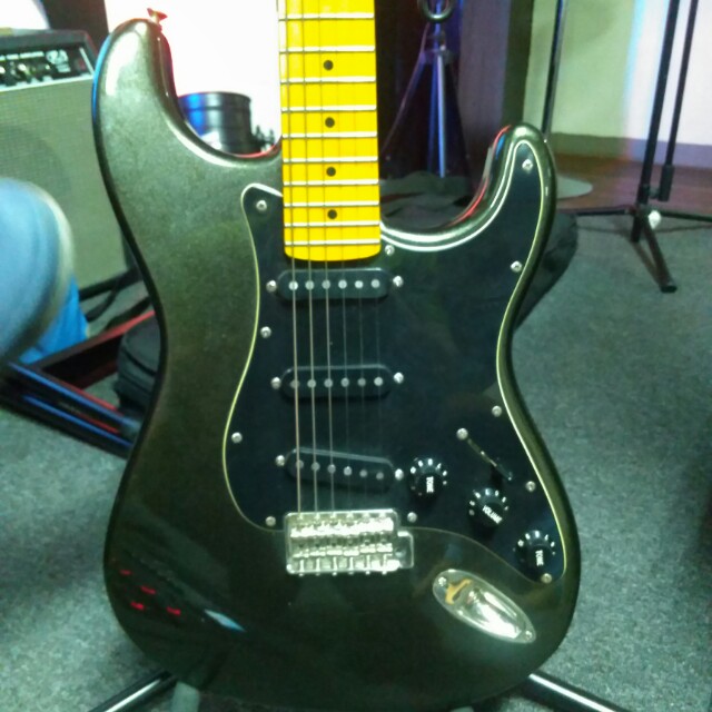 RJ Skycaster Deluxe Electric Guitar, Hobbies & Toys, Music & Media, CDs ...