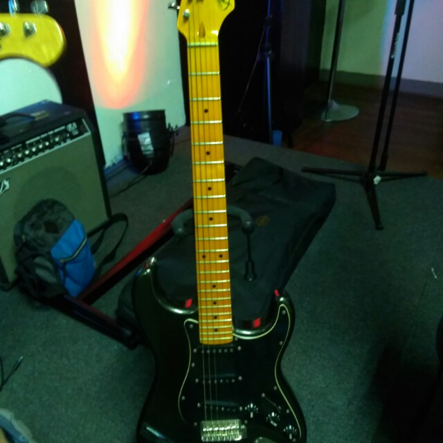 RJ Skycaster Deluxe Electric Guitar, Hobbies & Toys, Music & Media, CDs ...