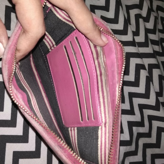 Dompet kulit pink, Fesyen Wanita, Tas & Dompet di Carousell