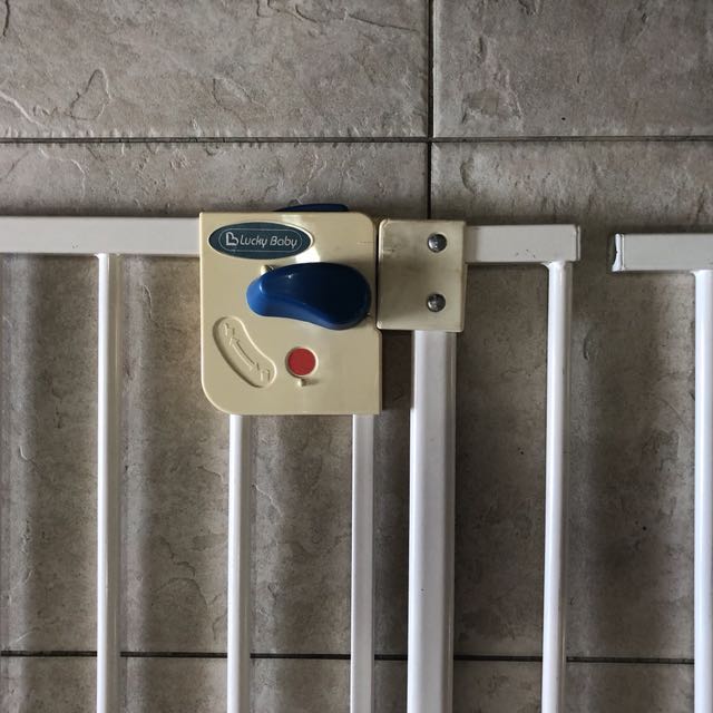 USED Child gate with FOC extension, Babies & Kids, Baby Nursery & Kids ...