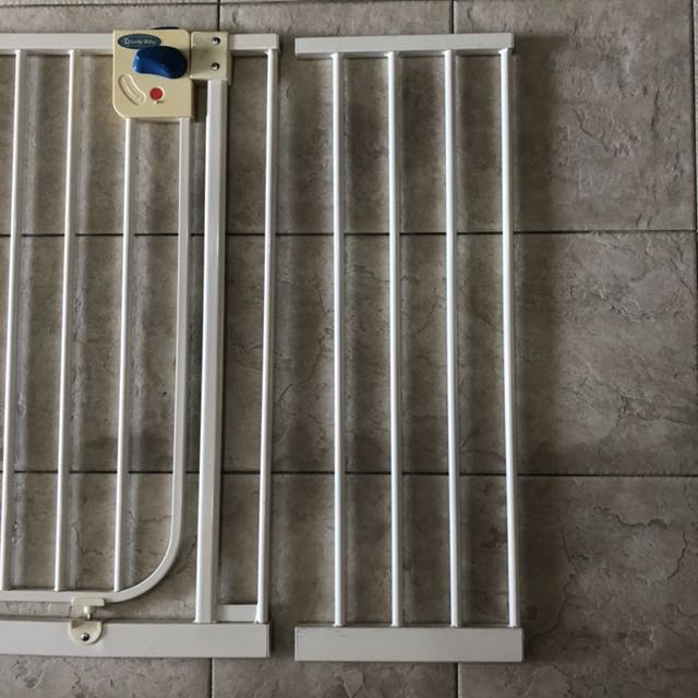 USED Child gate with FOC extension, Babies & Kids, Baby Nursery & Kids ...