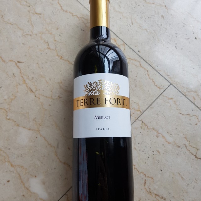 Merlot Italian red wine, Food & Drinks, Alcoholic Beverages on Carousell