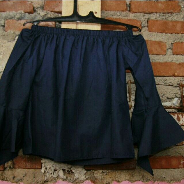 Sabrina top, Fesyen Wanita, Pakaian Wanita di Carousell