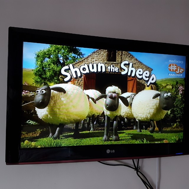 LG 32LD330 LCD TV in good condition, TV & Home Appliances, TV ...