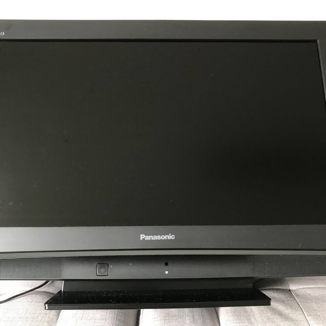 Panasonic Viera TX-32LE8M 32” LCD TV, TV & Home Appliances, TV ...