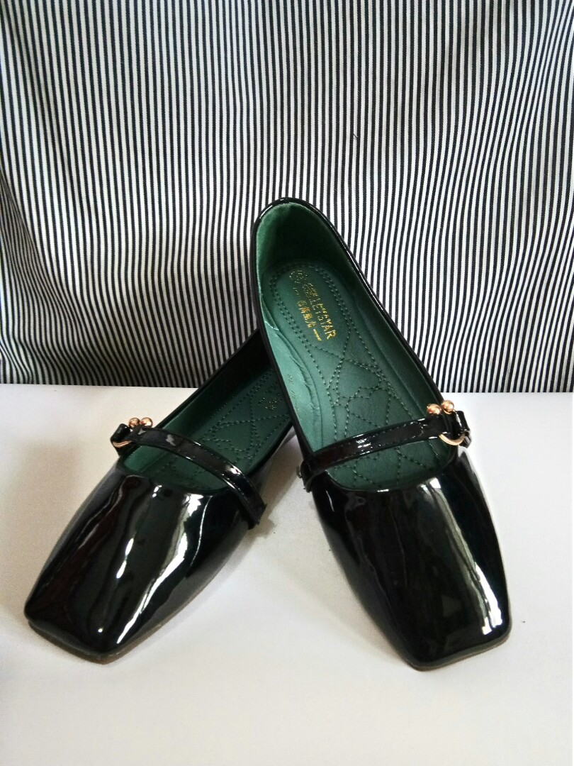 Black charol shoes(200), Women's Fashion, Footwear, Sneakers on Carousell