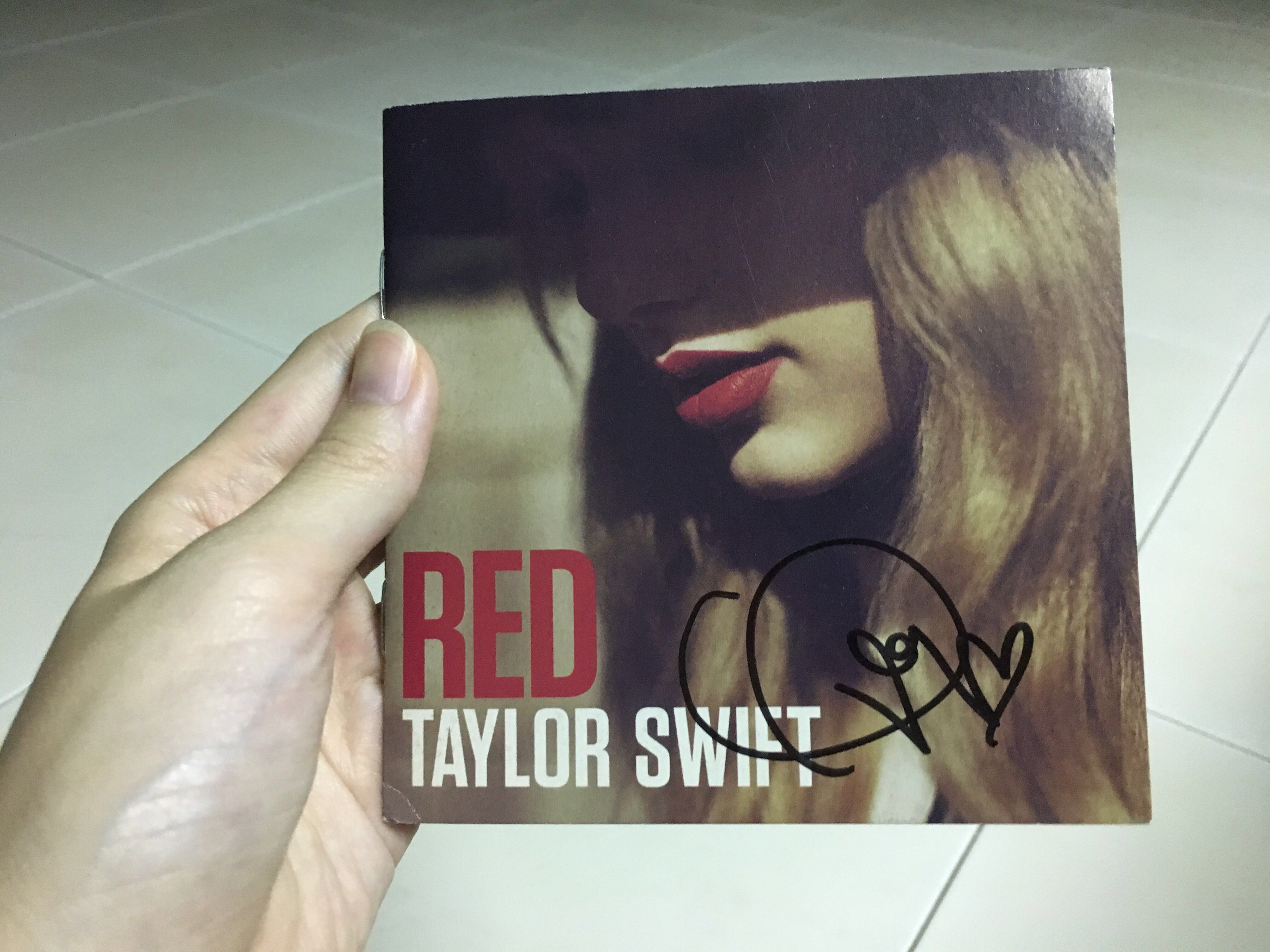 Taylor Swift Red Autograph and Calendar, Hobbies & Toys, Music & Media ...