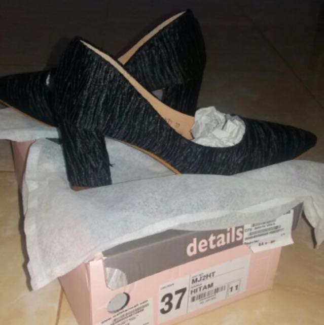 Sepatu heels warna hitam brand "details" mataharistore.com masih baru ...