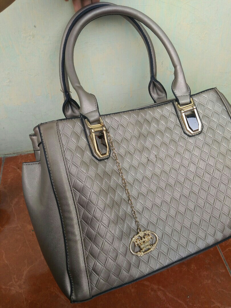 Tas Prada, Fesyen Wanita, Tas & Dompet di Carousell