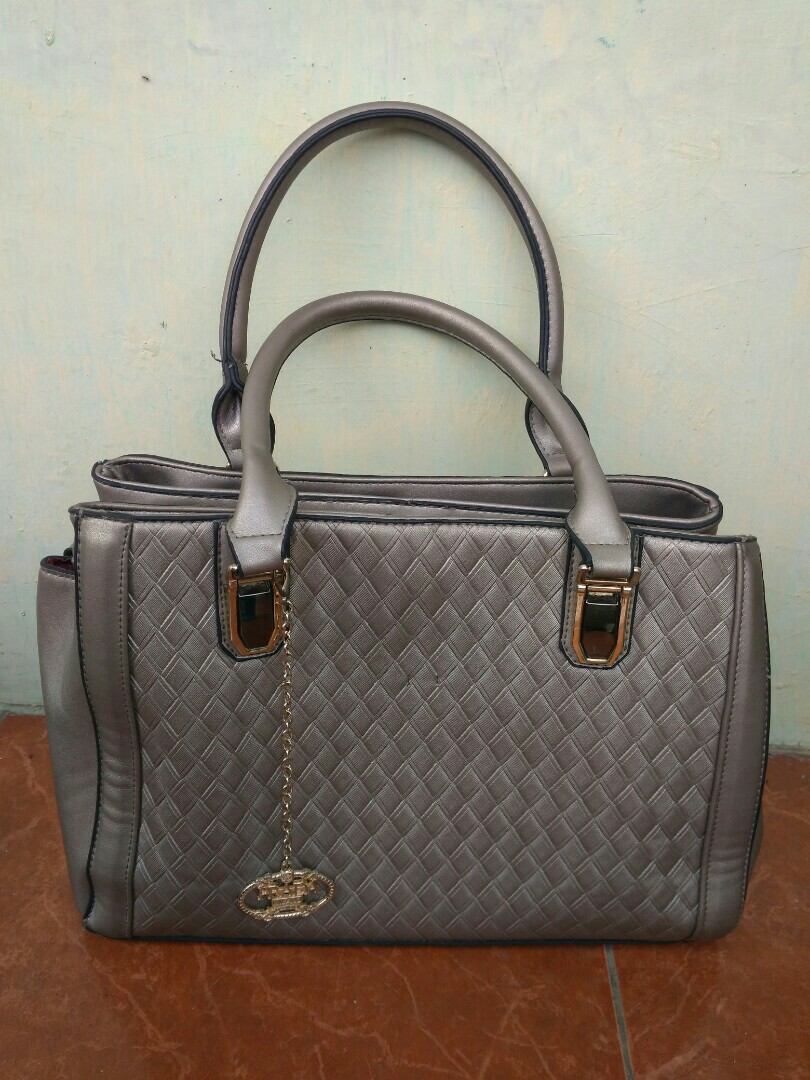 Tas Prada, Fesyen Wanita, Tas & Dompet di Carousell