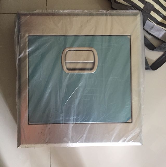 HDB dustbin, Furniture & Home Living, Cleaning & Homecare Supplies ...