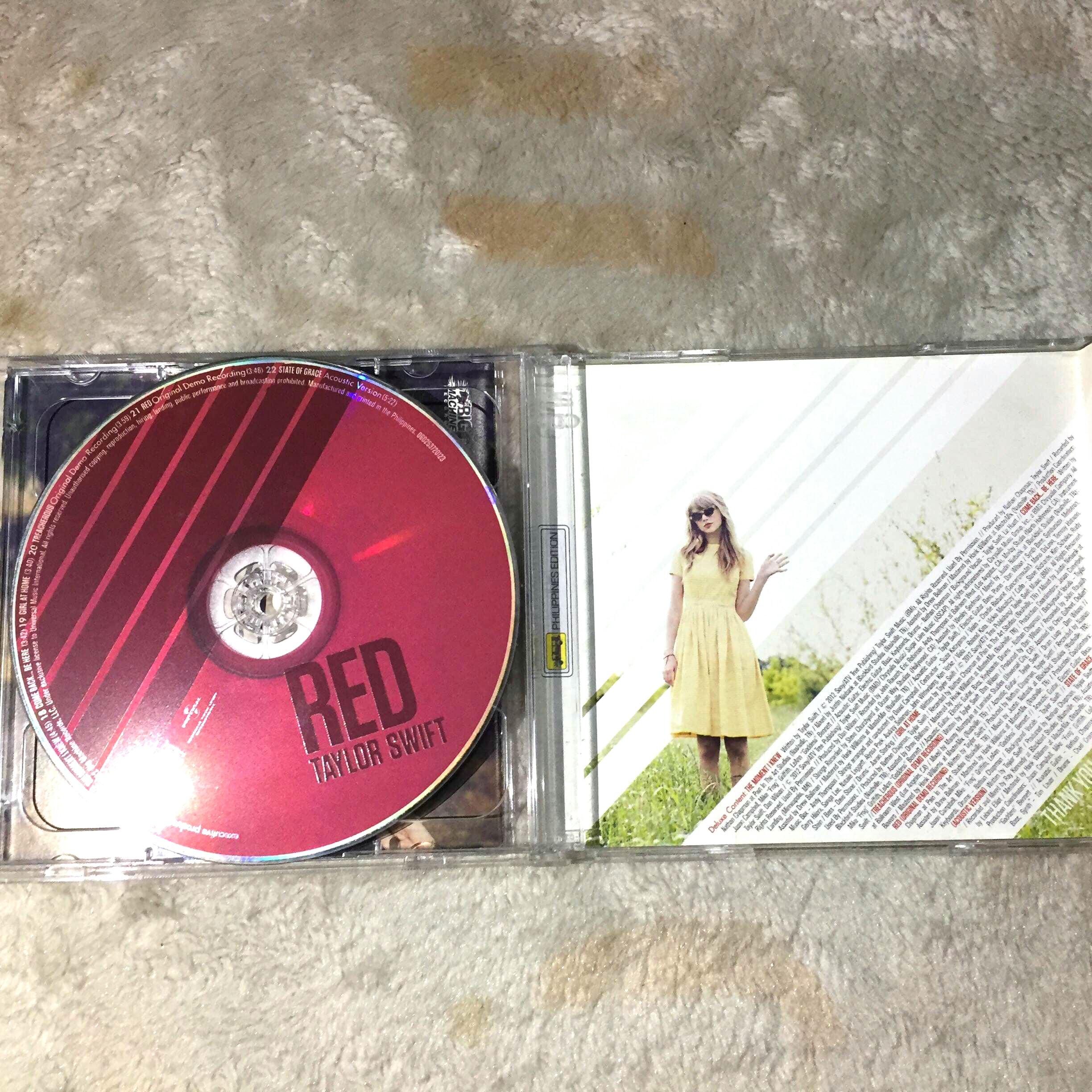 SIGNED RED (Deluxe Edition) ALBUM - Taylor Swift, Hobbies & Toys, Music ...