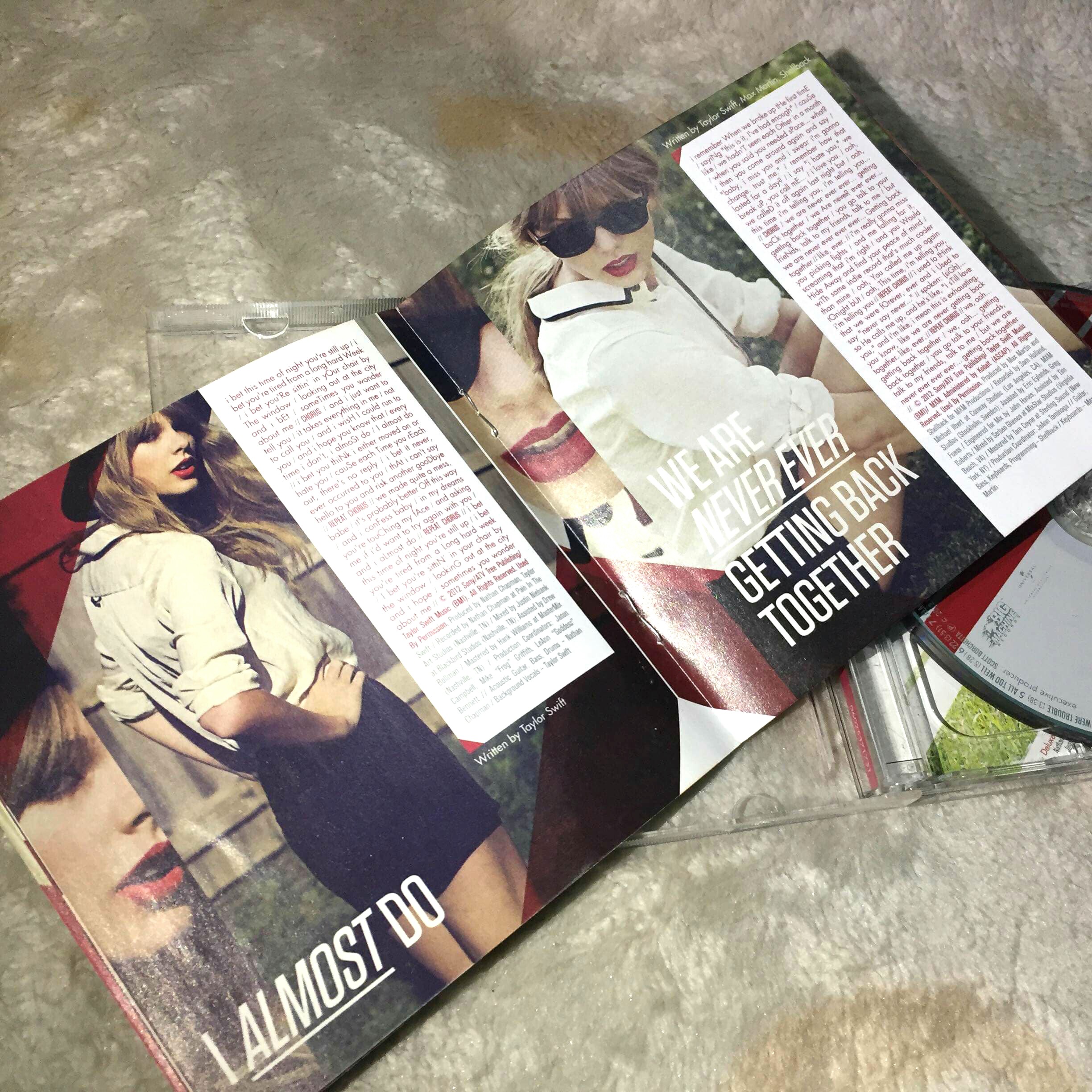 SIGNED RED (Deluxe Edition) ALBUM - Taylor Swift, Hobbies & Toys, Music ...