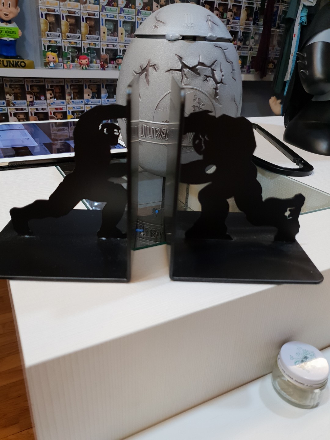 Hulk vs hulkbuster bookend, Hobbies & Toys, Toys & Games on Carousell
