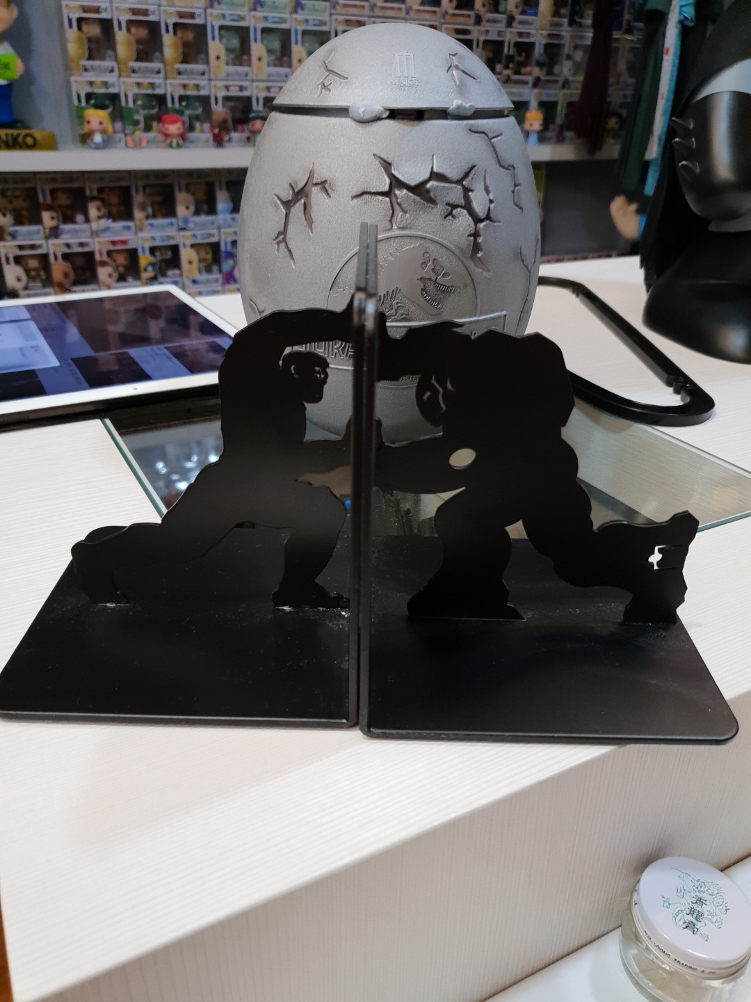 Hulk vs hulkbuster bookend, Hobbies & Toys, Toys & Games on Carousell