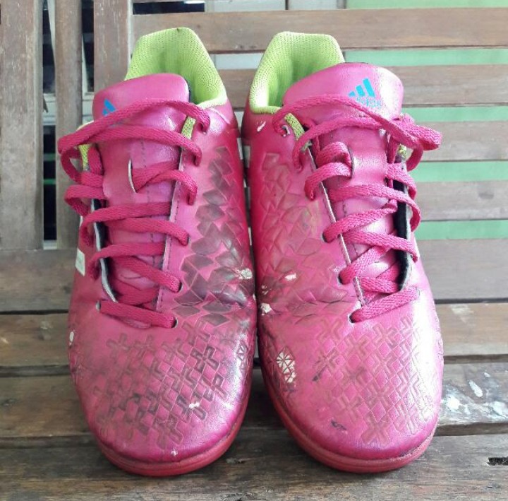 Adidas predator samba, Fesyen Pria, Sepatu di Carousell