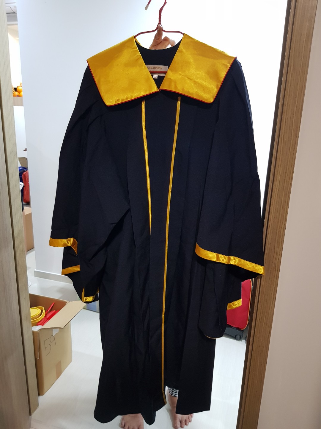 Singapore Polytechnic (SP) graduation gown size L, Hobbies & Toys ...