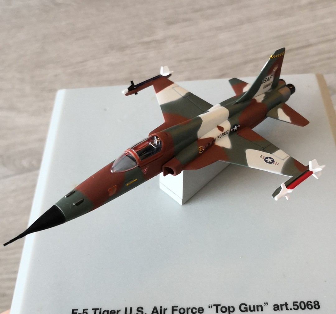 ARMOUR 1:100 METAL 金屬飛機 F-5 Tiger, 興趣及遊戲, 玩具 & 遊戲類 - Carousell