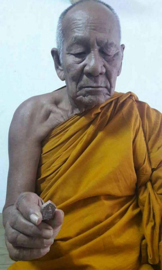 Lp loy wat tha tin deang, Vintage & Collectibles, Religious Items on ...