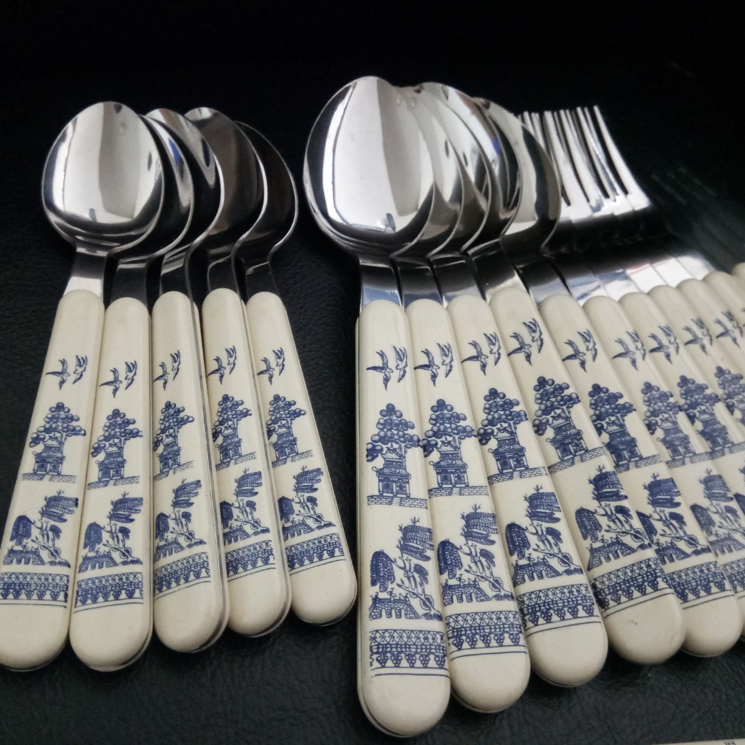Vintage collector's 24 piece Stainless Cutlery Set (WILLOW PATTERN ...