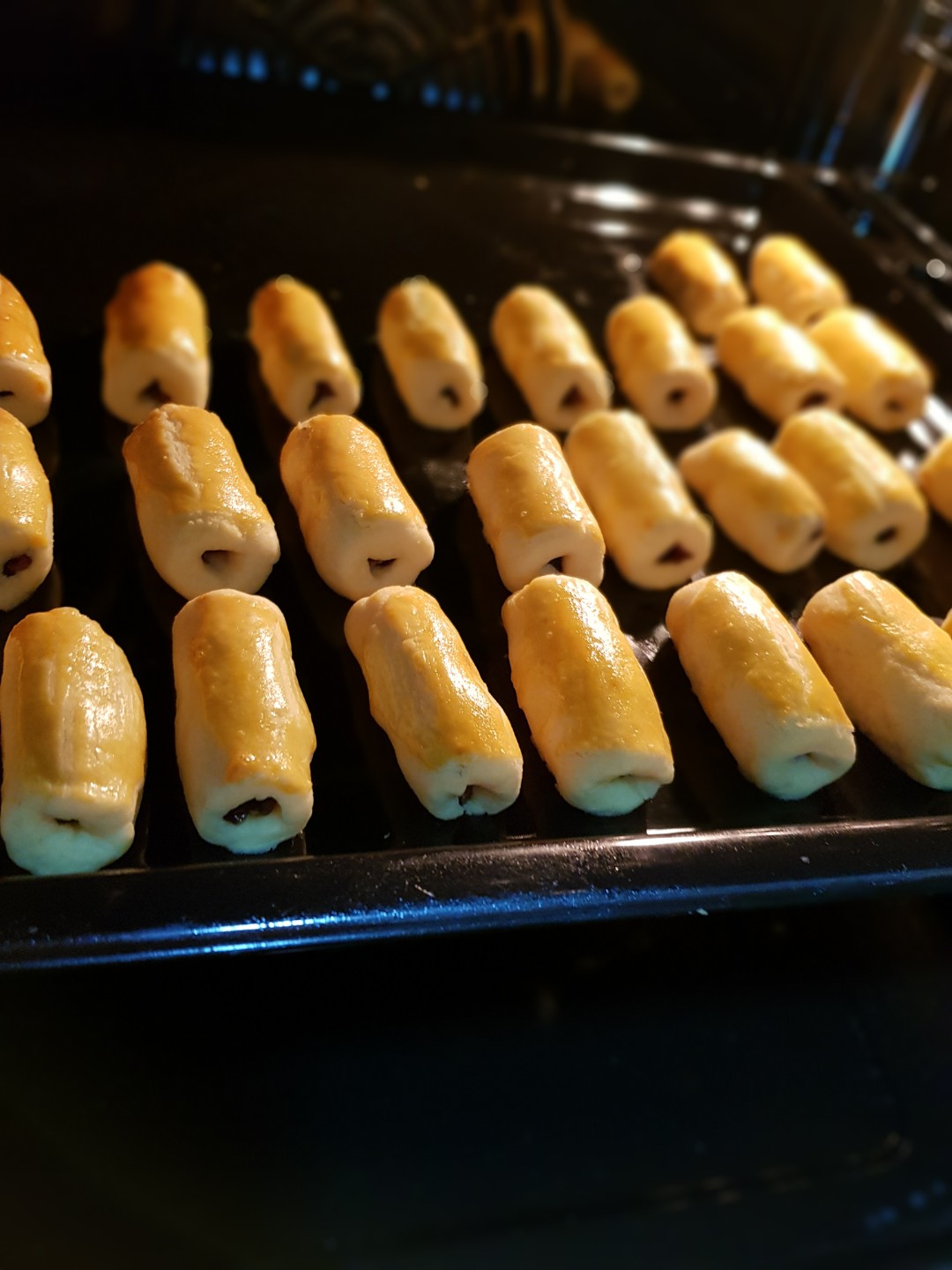 Kuih Bantal Peluk Saloma (Dates Filling), Food & Drinks, Packaged ...