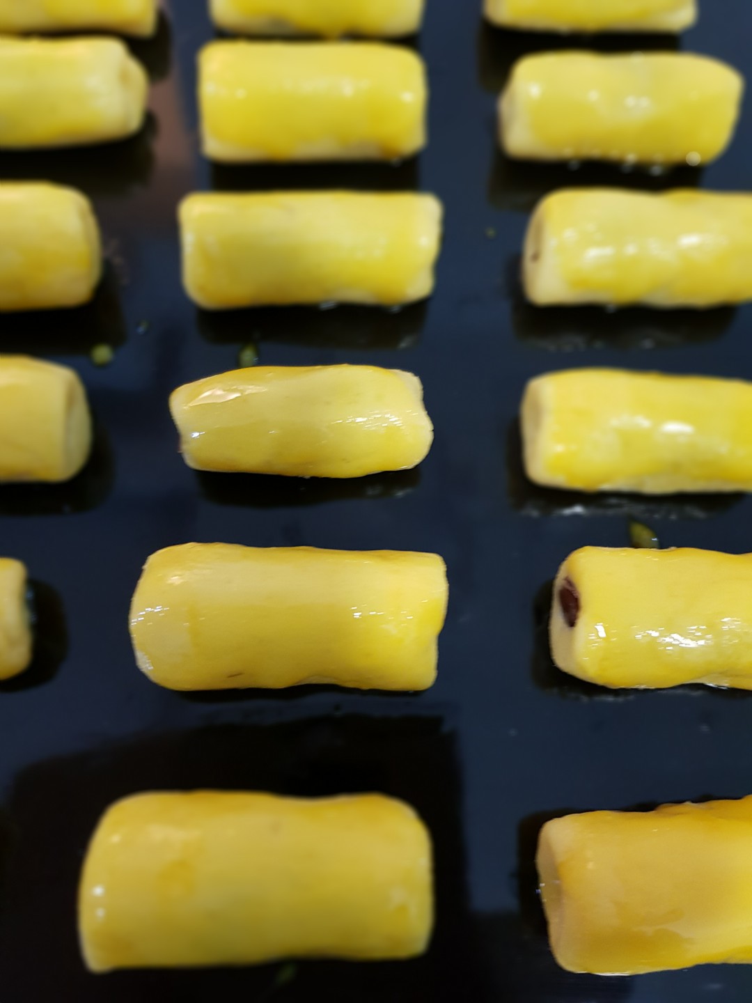 Kuih Bantal Peluk Saloma (Dates Filling), Food & Drinks, Packaged ...