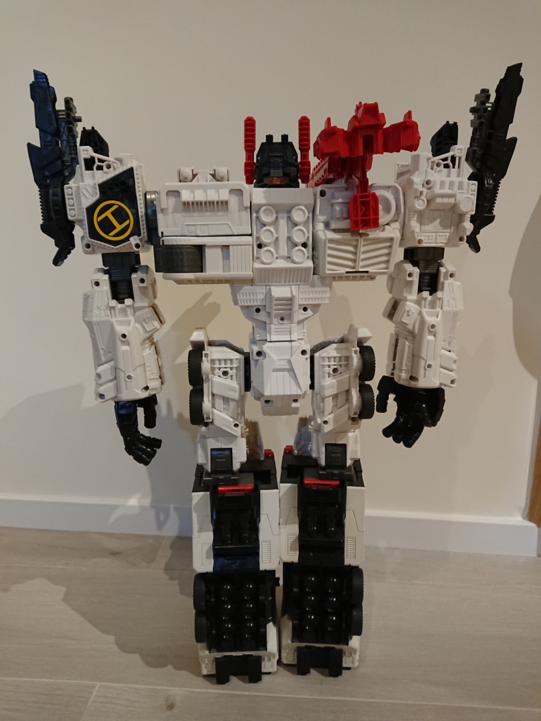 Transformers Generations Titan Class Metroplex w/Scamper, 興趣及遊戲, 玩具 ...