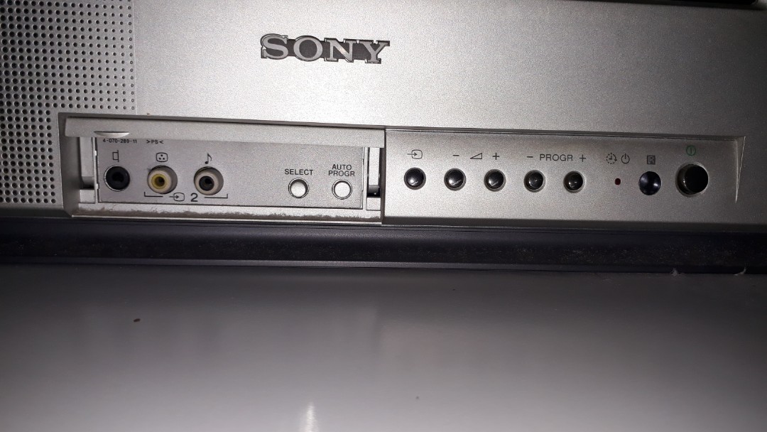 1 x used Sony trinitron silver tv with remote and free delivery, TV ...