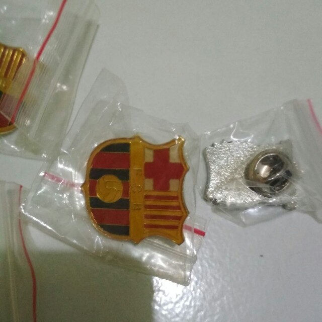 Pin club bola terkenal, Antik, Lainnya di Carousell