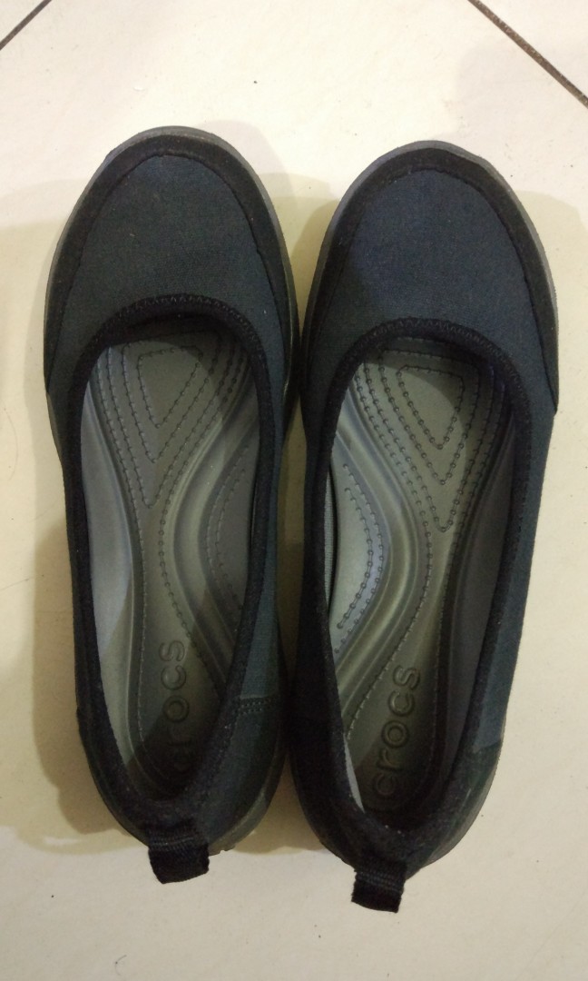 Sepatu Slip On Hitam Crocs Original, Fesyen Wanita, Sepatu di Carousell