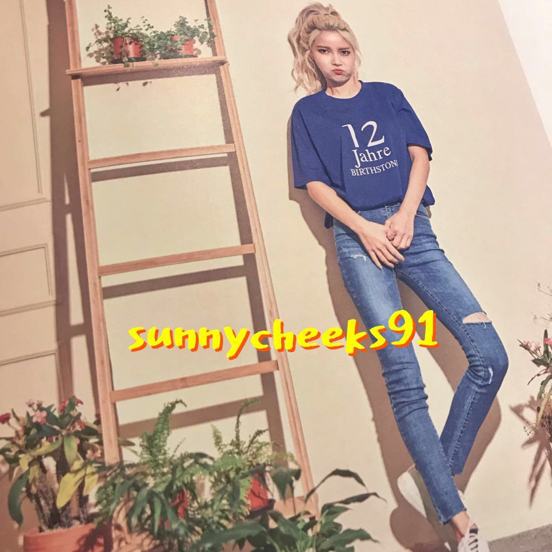 [WTS] Mamamoo Solar Gamsung Blossom Photo Book - Unsealed, Hobbies ...
