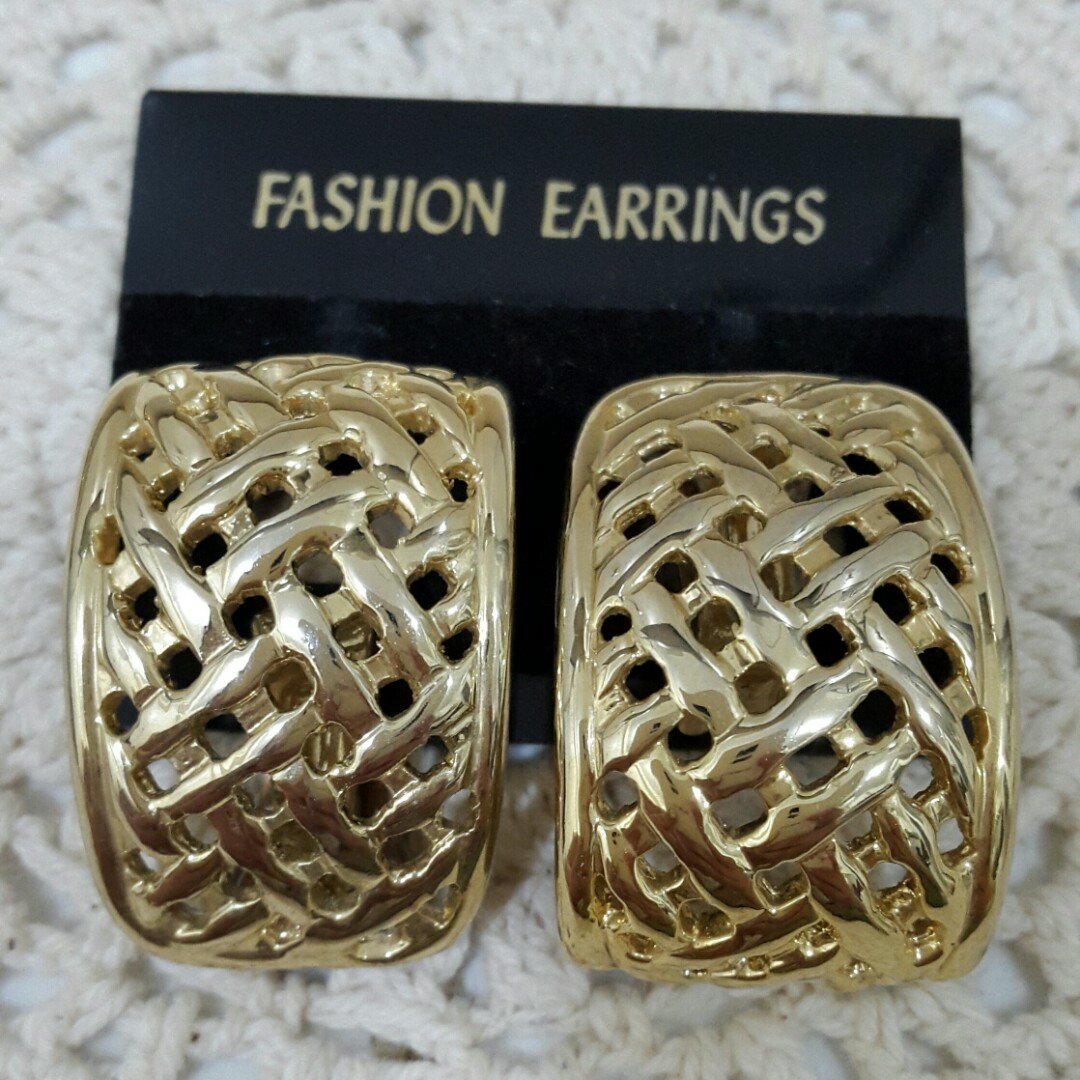 Anting Model Jepit Besar Gold, Fesyen Wanita, Perhiasan di Carousell