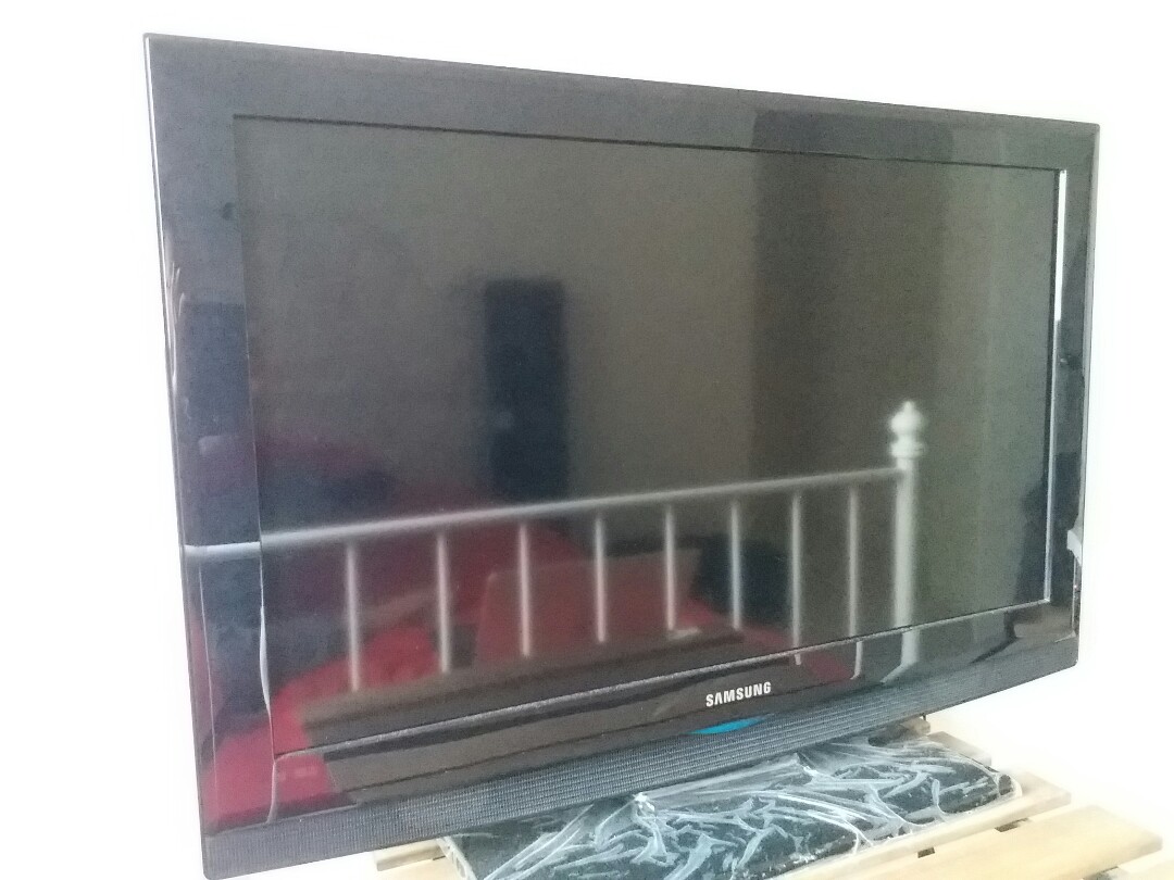 Samsung 32 inch TV - model LA32B350F1, TV & Home Appliances, TV ...