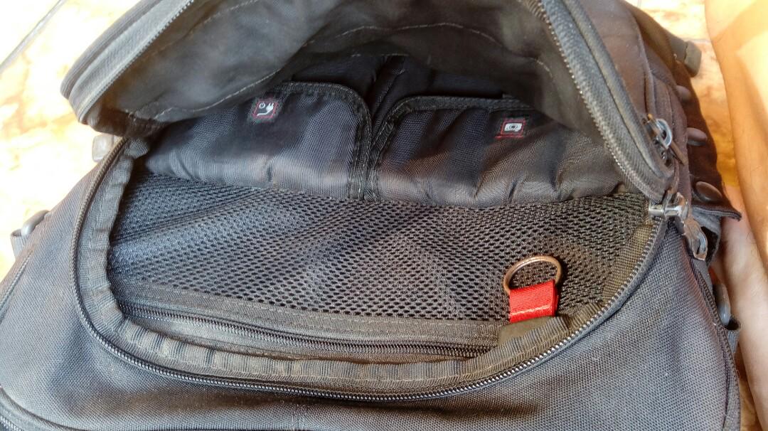 Preloved Tas Backpack Notebook/Laptop Bodypack Hitam, Fesyen Pria, Tas ...