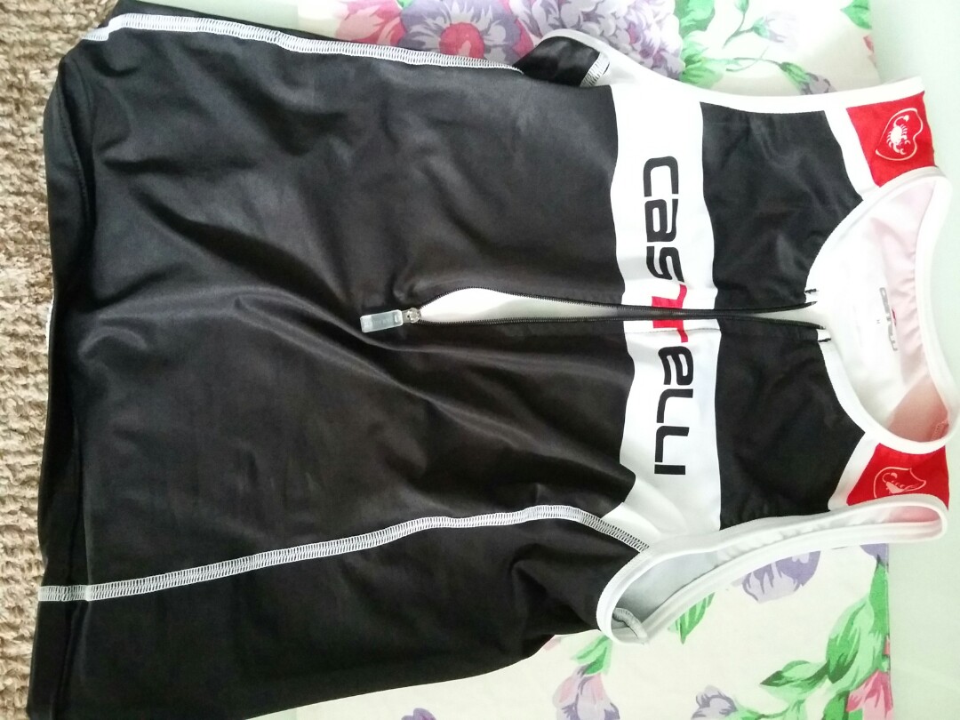 Tri top, Women's Fashion, Tops, Sleeveless on Carousell