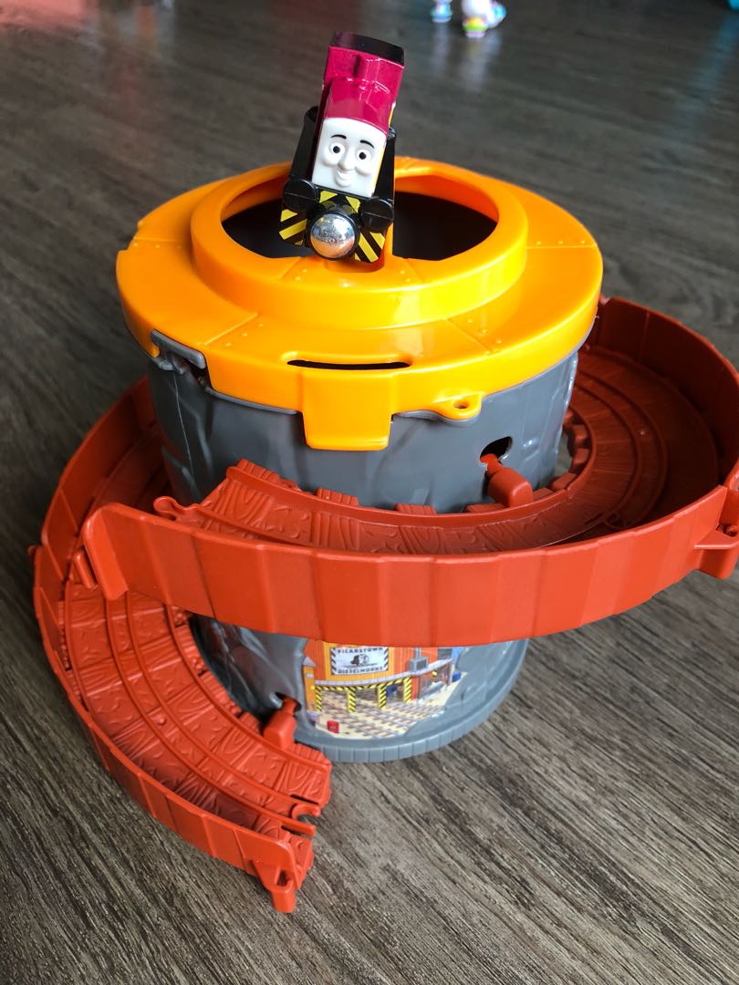 Thomas The Train Take & Play: Spiral Barrel with Dart, Hobbies & Toys ...