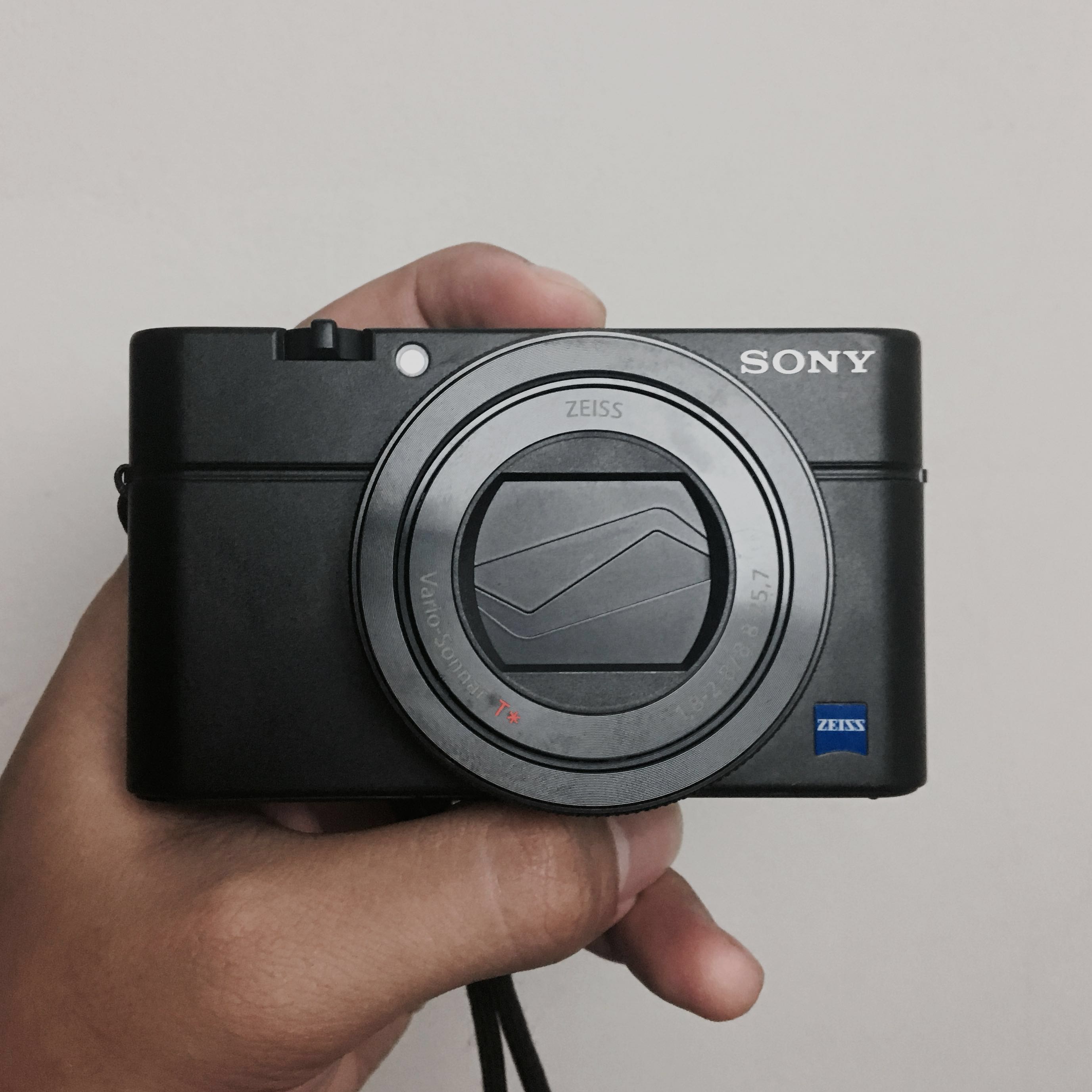 Sony RX100 Mark IV, Photography, Cameras on Carousell