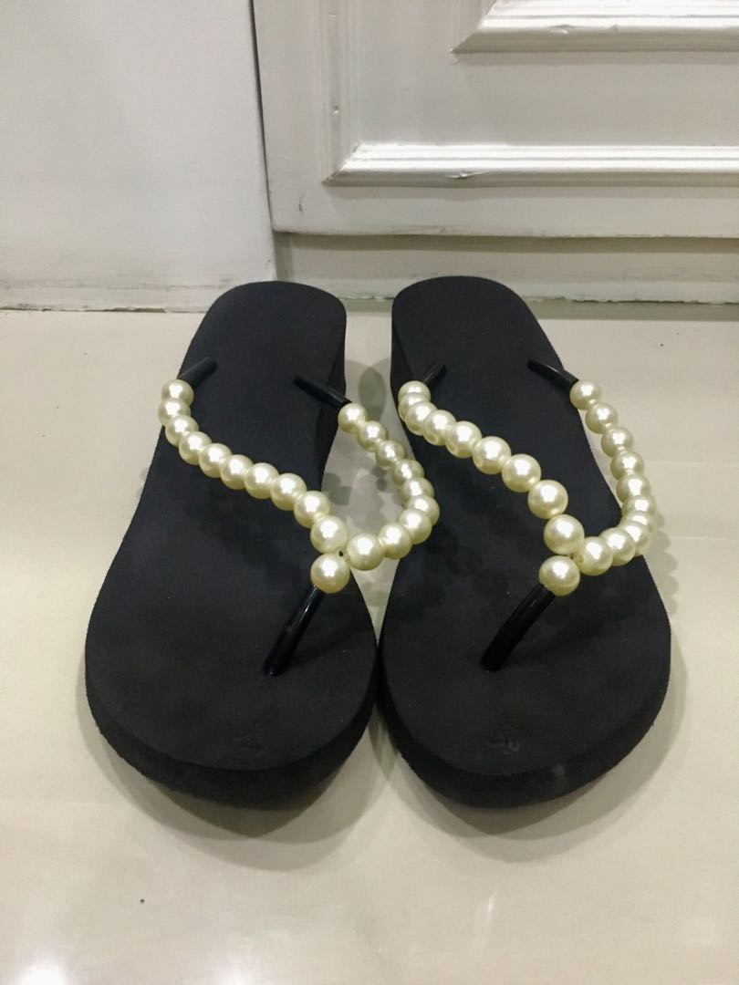 Akita pearl slippers, Women's Fashion, Footwear, Slippers and slides on ...
