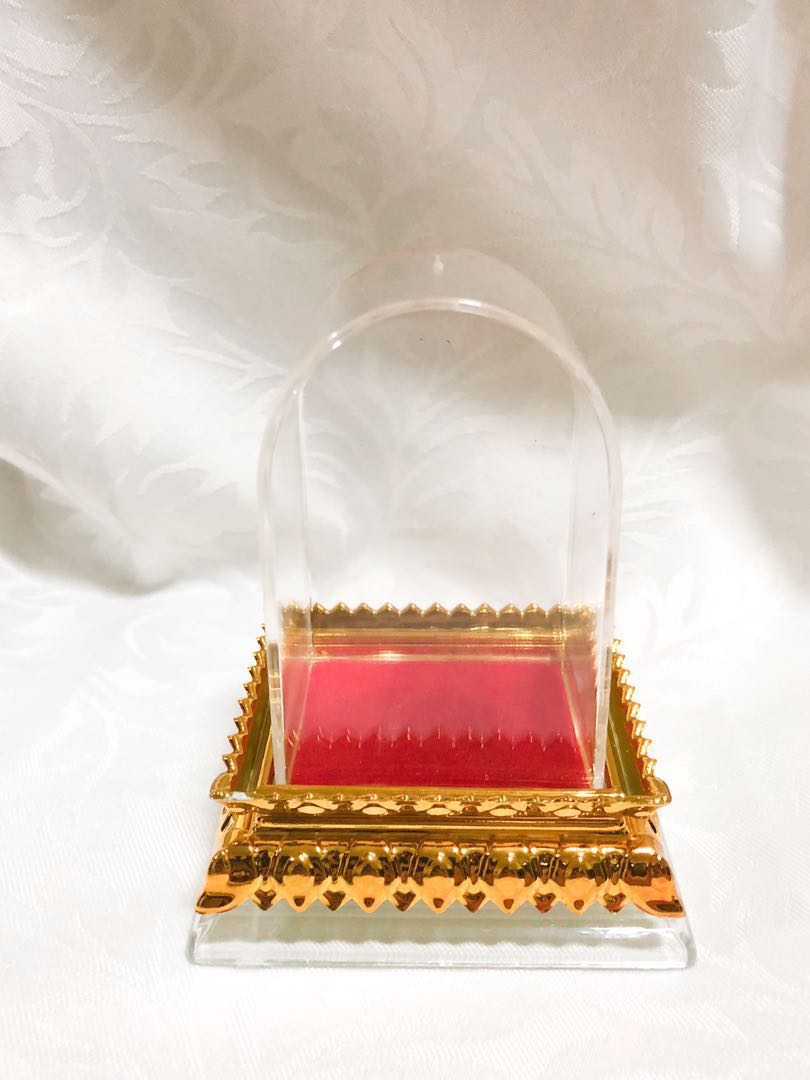 Amulet display car case, Hobbies & Toys, Memorabilia & Collectibles ...