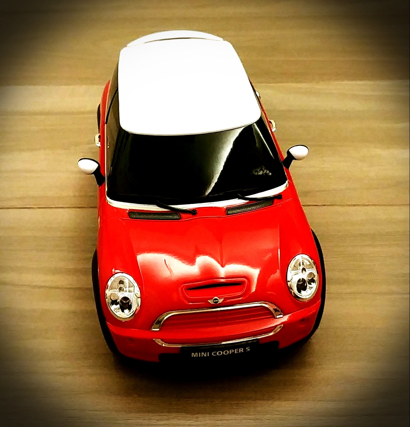 低於半價 超新淨 Mini Cooper S 遙控車 27cm, 興趣及遊戲, 收藏品及紀念品, 明星周邊 - Carousell