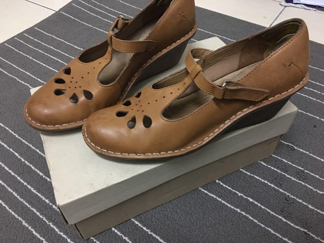 Clark’s Harlen Dance, Women's Fashion, Footwear, Flipflops and Slides ...