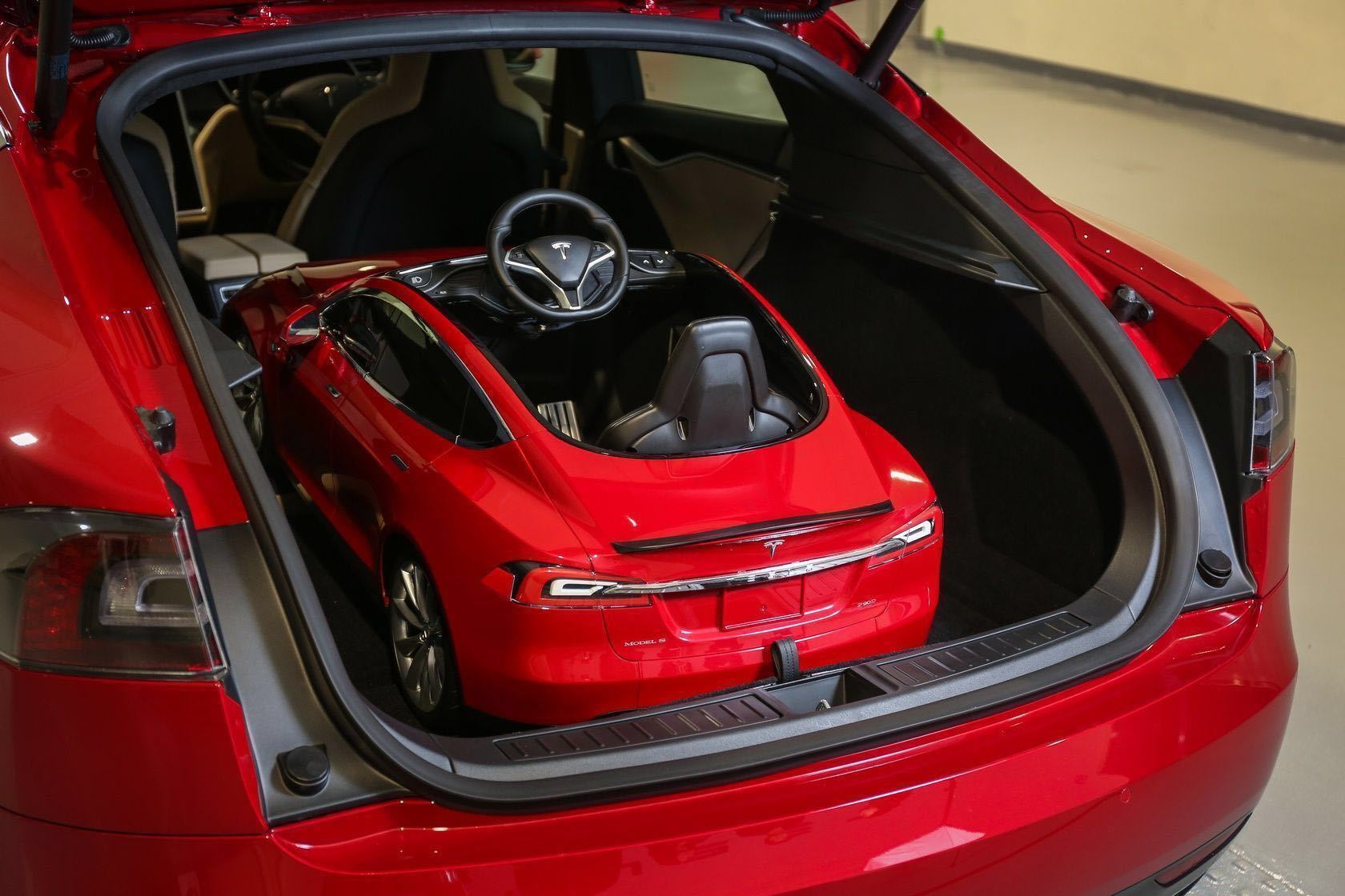 TESLA RADIO FLYER 電動兒童電動車 玩具車 Tesla for kids 全新未拆 珍珠白, 興趣及遊戲, 收藏品及紀念品 ...