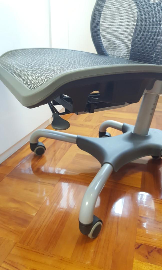 Sinomax 護脊椅, 兒童＆孕婦用品, 兒童傢具, 兒童傢具 - 桌子及椅子 - Carousell