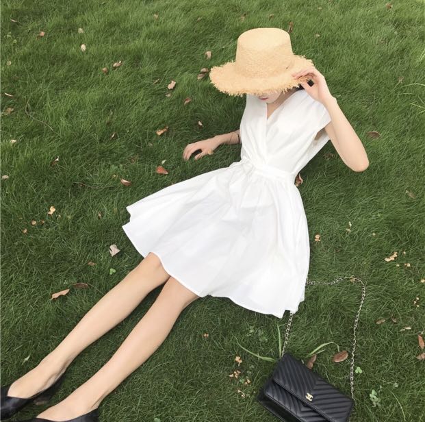 V cut dress in white, Women's Fashion, Tops, Sleeveless on Carousell