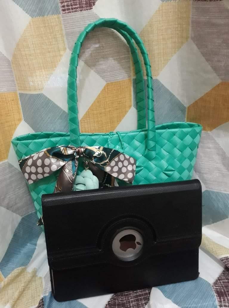 Woven plastic straw bag, Women's Fashion, Bags & Wallets, Beach Bags on ...