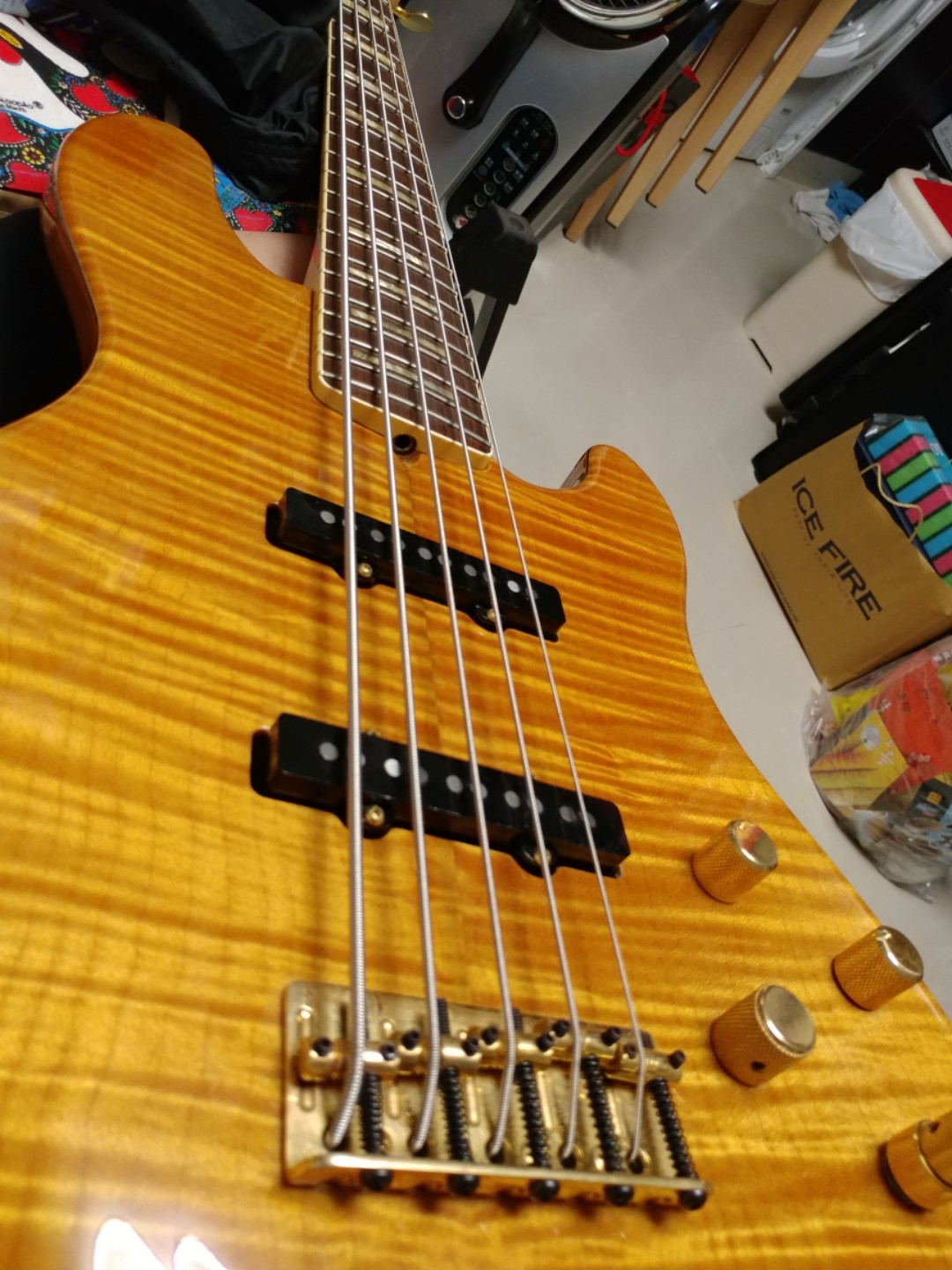 Fender Deluxe FMT 5 string jazz bass, 興趣及遊戲, 音樂樂器 & 配件, 樂器 - Carousell
